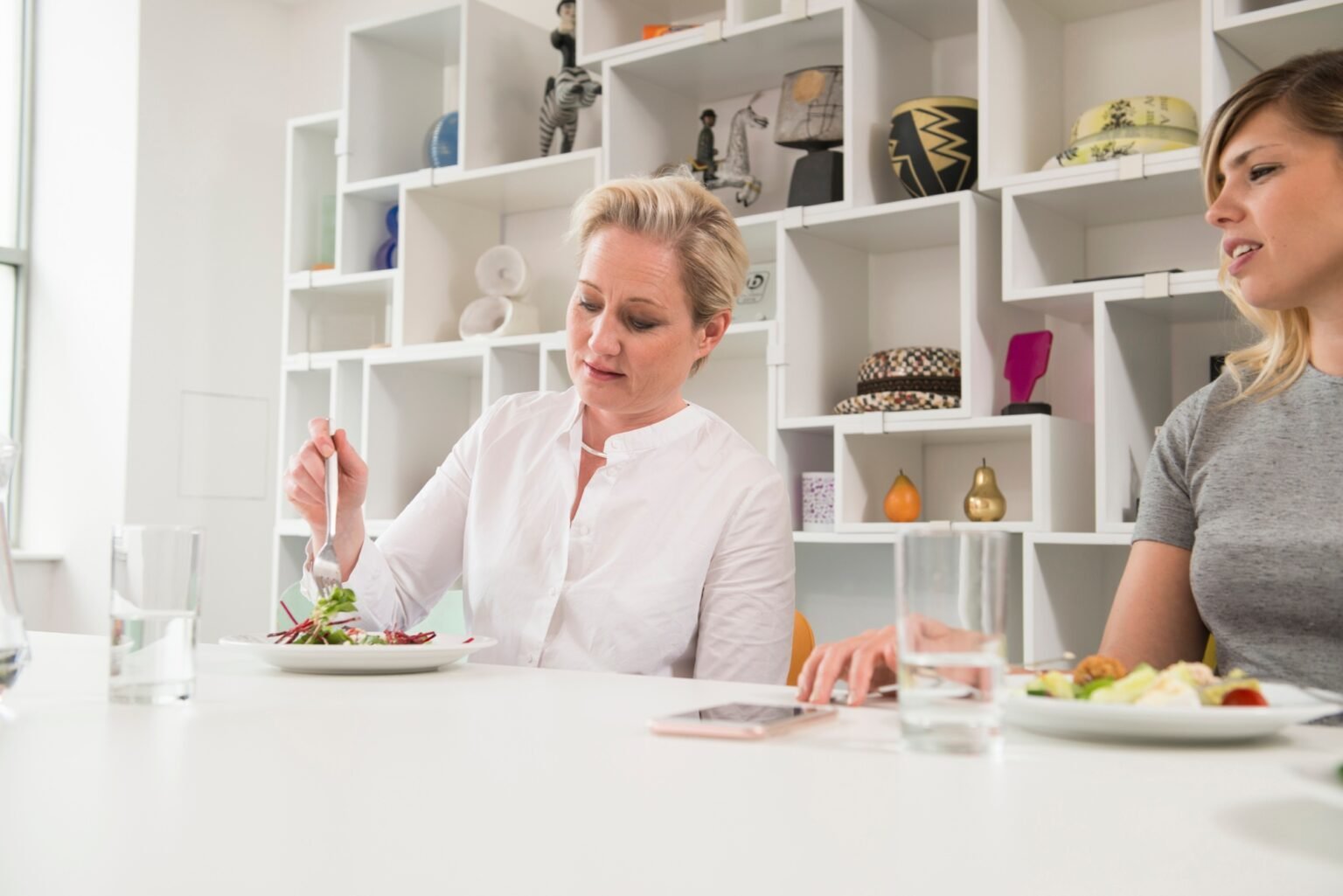 Having Lunch With Friends Is Healthy - The Lunch Pro